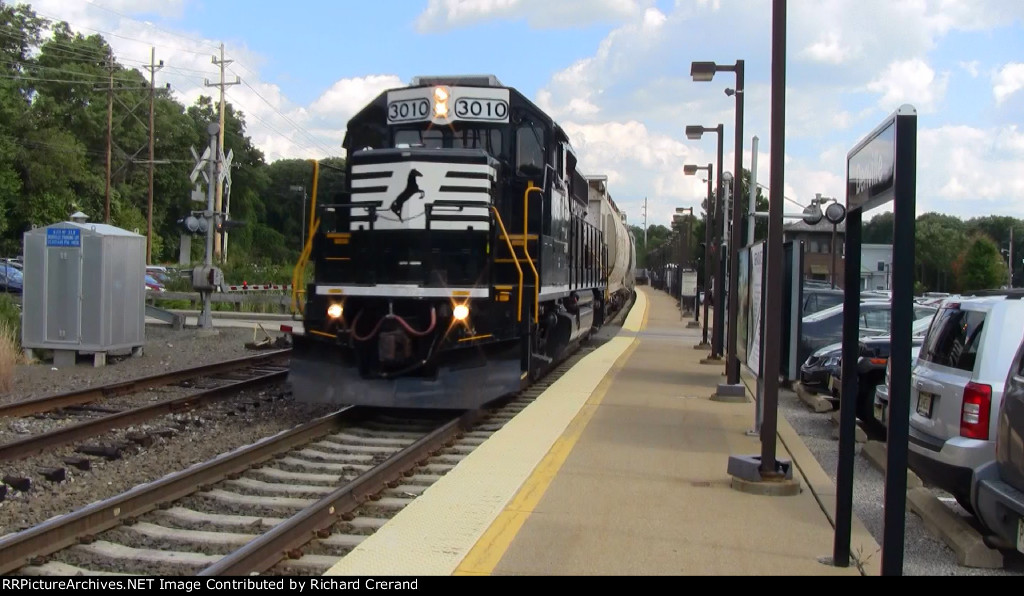 GP40-2 3010 Pulling H-02